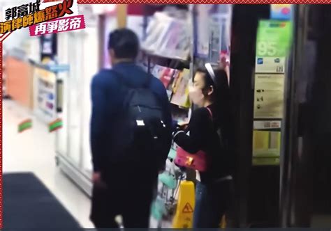 郭富城与妻子方媛逛便利店 打扮低调朴素太接地气 搜狐大视野 搜狐新闻
