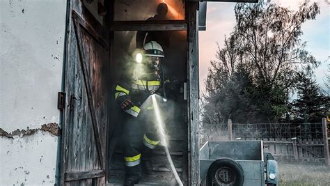 Dachstuhlbrand Aufgrund Blitzeinschlag Schaden In Millionenhöhe