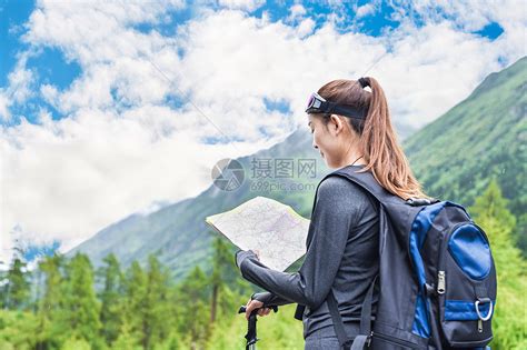 徒步看地图的女生高清图片下载 正版图片501394358 摄图网