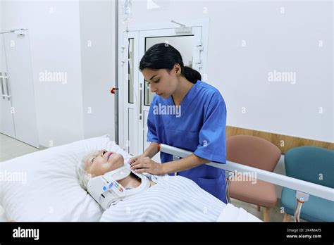 Infermiera Che Mette Il Collare Cervicale Sul Collo Ferito Femminile