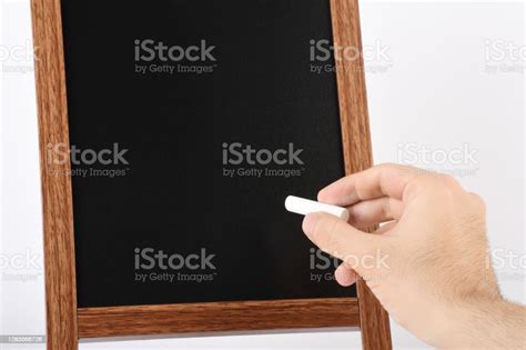 흰색 배경에 빈 깨끗한 칠판으로 분필을 들고 있는 남자의 손 강사에 대한 스톡 사진 및 기타 이미지 강사 검은색 공란