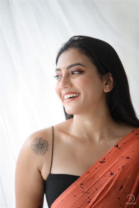 වැහිබිඳු වැටෙනවා නම් සුළඟක් සැලෙනවා නම් මොහොතක් තනිවී විඳිමී ආදරේ