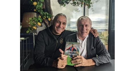 Стоичков подари на френска легенда биографията си