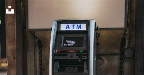 건물 앞에 앉아 있는 Atm 기계 사진 Unsplash의 무료 회색 이미지
