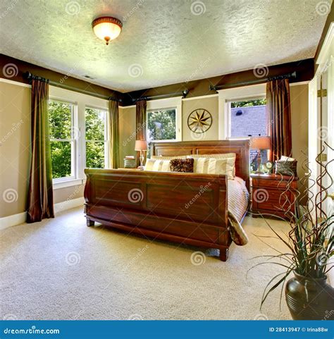 Elegante Groene Slaapkamer Met Grote Bed En Gordijnen Stock Afbeelding
