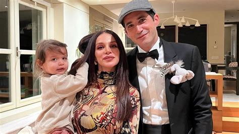 Hepsi Grubunun Eski üyesi Cemre Kemer Aile Pozunu Paylaştı