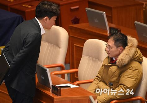 포토 김상욱 의원에게 인사하는 이준석 의원