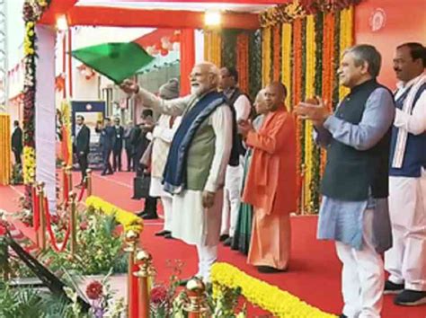 Pm Modi Flags Off Jalna Mumbai Vande Bharat Express Amid Cheers And Claps