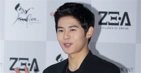 [포토] 제국의 아이들 김동준 미소지으며 브이~