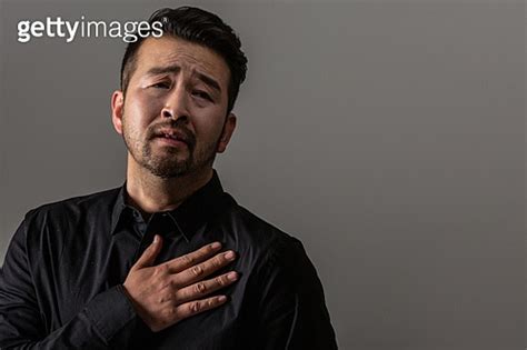 남성 얼굴표정 커뮤니케이션컨셉 감정 슬픔 울음 얼굴표정 절망 이미지 Jv11342595 게티이미지뱅크