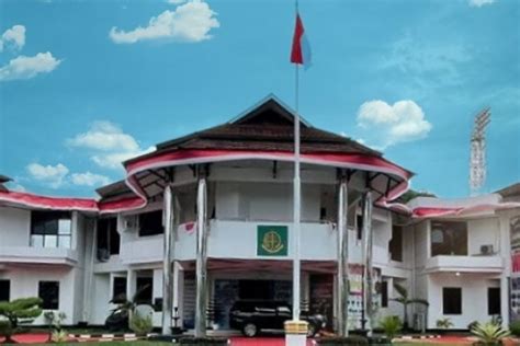Usai Diperiksa Jaksa Direktur RSUD Chassan Boesoirie Ternate Hindari