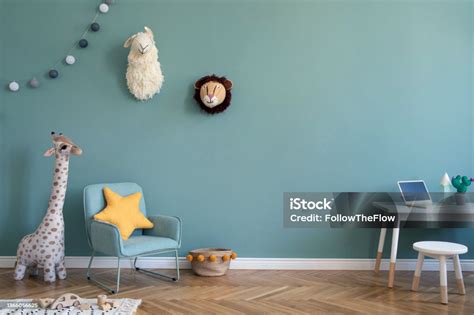 안락의자 봉제 기린 장난감 매달려 장식 및 어린이 액세서리와 아이 놀이 방의 세련된 스칸디 인테리어 디자인 공간을 복사합니다 벽지 템플렛 아기방에 대한 스톡 사진 및 기타