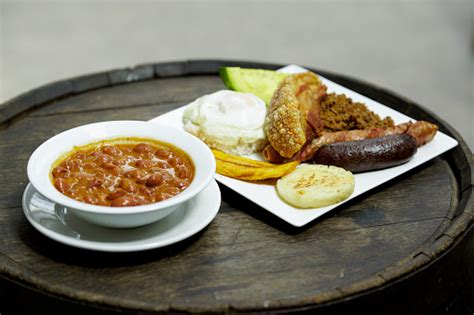 콩 쌀 아보카도 치카론 바나나 소시지 계란 갈은 고기로 만든 메델린 델 파이스 드 콜롬비아 시의 전형적인 음식은 나무 테이블에 지원 되는 요리에 제공 쵸릿죠에 대한 스톡
