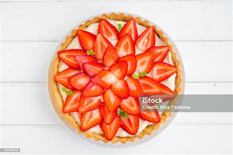 흰색 나무 배경에 접시에 커스터드 크림 딸기 타르트 공간을 복사합니다 0명에 대한 스톡 사진 및 기타 이미지 0명 과일 그릇 Istock