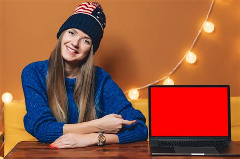 카페 나 사무실에서 아름 다운 행복 한 여자입니다 그녀는 미국 모자를 쓰고 있습니다 설계를 위한 공간을 복사합니다 감정과 노트북콘셉트 14에 대한 스톡 사진 및 기타 이미지