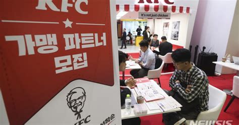 창업상담 받는 예비 창업자들