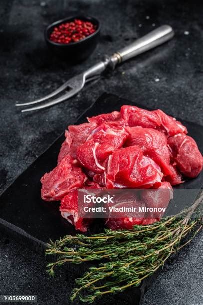 대리석 보드에 굴라쉬를 위한 다진 붉은 쇠고기 고기 검은 색 배경 위쪽 보기 굴라시에 대한 스톡 사진 및 기타 이미지 굴라시