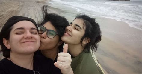 Vida de trisal Seis mãos para fazer carinho e esquentar a cama