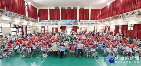 開學日關心學童 許淑華贈快樂上學趣禮包防災帽護安全
