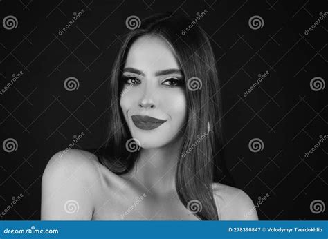 Mujer Sonriente Retrato De Una Sonriente Feliz Jovencita Alegre Y