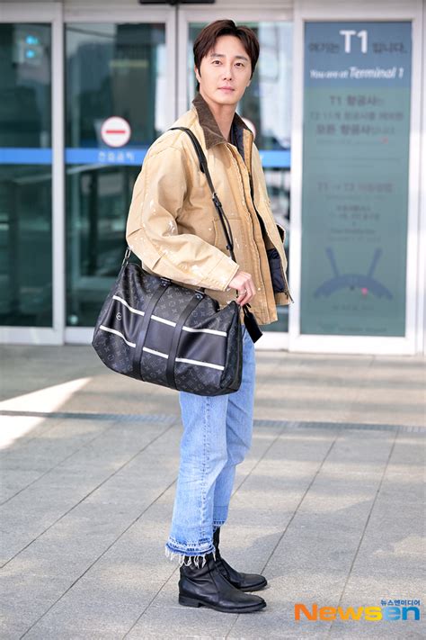 정일우 백 하나로 완성한 공항패션 포토엔hd 손에 잡히는 뉴스 눈에 보이는 뉴스 뉴스엔