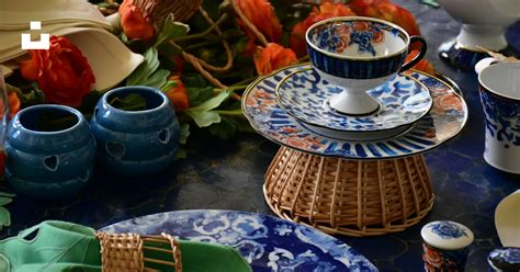 Une Table Surmontée Dassiettes Et De Tasses Bleues Et Blanches Photo