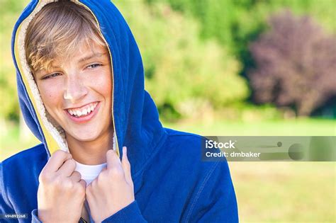 행복함 남자아이 숫나사 하위 십대 웃음소리 안전띠를 Hoody 십대 소년에 대한 스톡 사진 및 기타 이미지 십대 소년