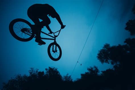 스케이트파크에서 Bmx 자전거를 탄 전문 젊은 스포츠맨 사이클리스트 프리미엄 사진