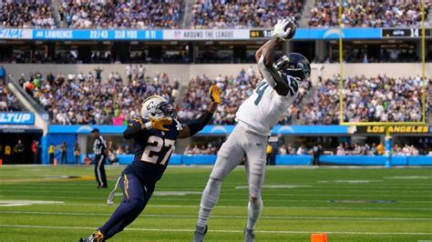 Seahawks Wr Metcalf Will Get Mri Following Knee Injury