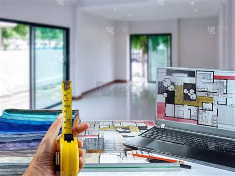建筑师 室内设计师 使用测量比例尺，笔记本电脑，在现场绘制草图