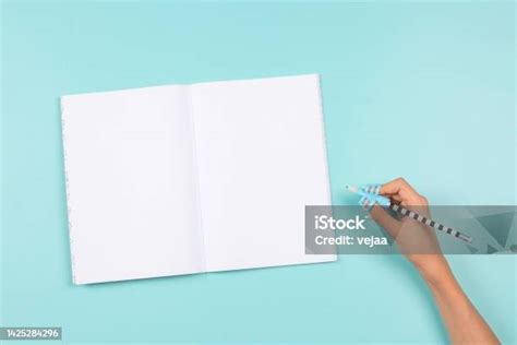 실리콘 세 손가락 펜으로 연필을 사용하는 어린이 손 필기 교정 도구로 연필을 들고 빈 노트북을 여는 손 위보기 학교 학습 어려움 글쓰기 교육 고등학교 이하에 대한 스톡 사진