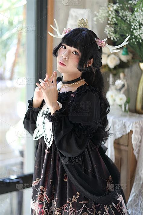 亚洲女孩的肖像在洛丽塔时尚服装在古典花园的背景素材 花瓣网