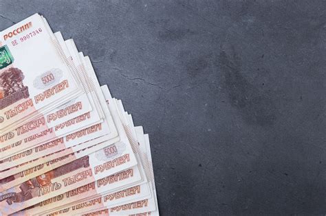 회색 시멘트 배경에 누워 5 000 루블의 러시아 돈 지폐의 큰 스택 5에 대한 스톡 사진 및 기타 이미지 5 갈색 개인
