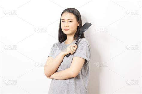 白底黑勺的亚洲家庭主妇。