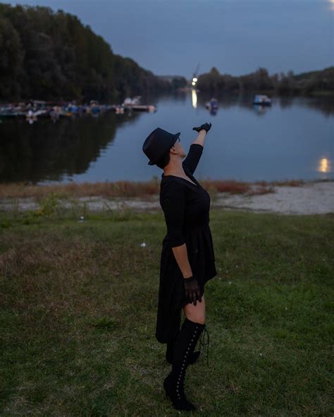 무료 사진 늪 다리에서 스웨터를 입고 포즈를 취하는 사진 모델