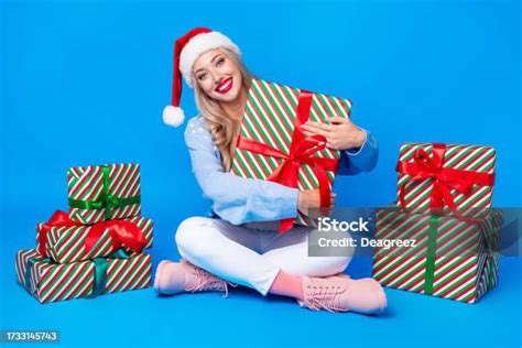 포장된 패키지 Tbox 홀리 크리스마스 요정을 들고 있는 매력적인 귀여운 아가씨의 전신 길이 사진 파란색 배경에 격리 12