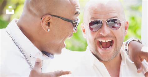 다른 남자의 어깨에 손을 얹은 사람 사진 Unsplash의 무료 발터스빌 이미지