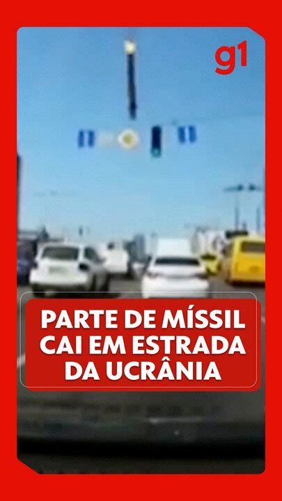 V Deo Parte De M Ssil Cai Ao Lado De Carro Em Estrada De Kiev Na