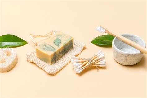 크림 색 배경에 제로 폐기물 욕실 액세서리 천연 에코 대나무 제품 플라스틱 무료 미용 필수품 0에 대한 스톡 사진 및 기타 이미지 Istock