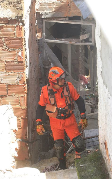 Imóvel Desaba Na Rocinha Mh Geral