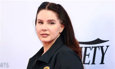 Un fan golpeó a Lana del Rey con un libro sobre feminismo en la cara
