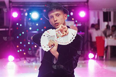 魔术师用扑克牌表演魔术。魔法马戏团