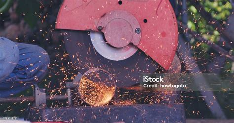 뜨거운 화염 용접 금속 작업 절단 화재 철 작업장 용접기 철 금속 스파크 금속 가공 그라인더를 절단하는 용접기를 사용하는 자물쇠 제조공 손을 닫다 금속 가공의 스파크 0명에