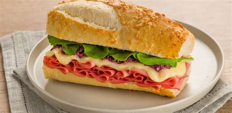 Sadia Baguete De Parmesão Com Mortadela E Tapenade De Azeitona