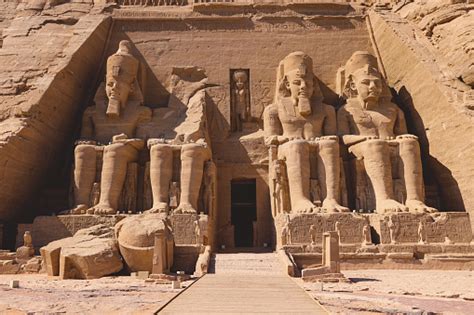Ramesses Ii의 고대 거대한 동상이있는 아부 심벨 의 위대한 사원 입구의 주요 전망 아부 심벨에 대한 스톡 사진 및 기타