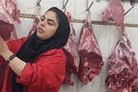 ببینید مهارت چشم‌نواز یک دختر جوان در قصابی؛ هنرنمایی با چاقو، ساطور