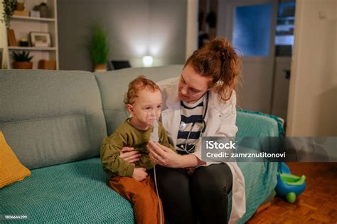 소아과 의사가 어린 환자를 돕는 동안 분무기를 사용하는 모습 2 3 살에 대한 스톡 사진 및 기타 이미지 2 3 살 2명