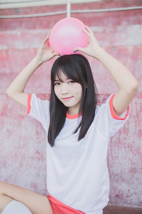 大學操場上身穿運動服的女孩，笑起來的樣子甜美可愛 每日頭條