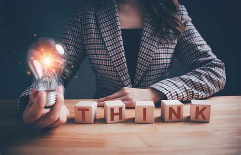 전구를 들고 있는 사업가와 나무 블록 와 알파벳 텍스트 나무 테이블 Think 창의성 아이디어 교육 공부 자기 학습 지식 혁신 영감 개념의 개념 개념에 대한 스톡 사진 및