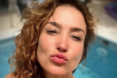 Katja Schuurman Deelt Poedelnaakte Foto Van Haar Volle Boezem Bij